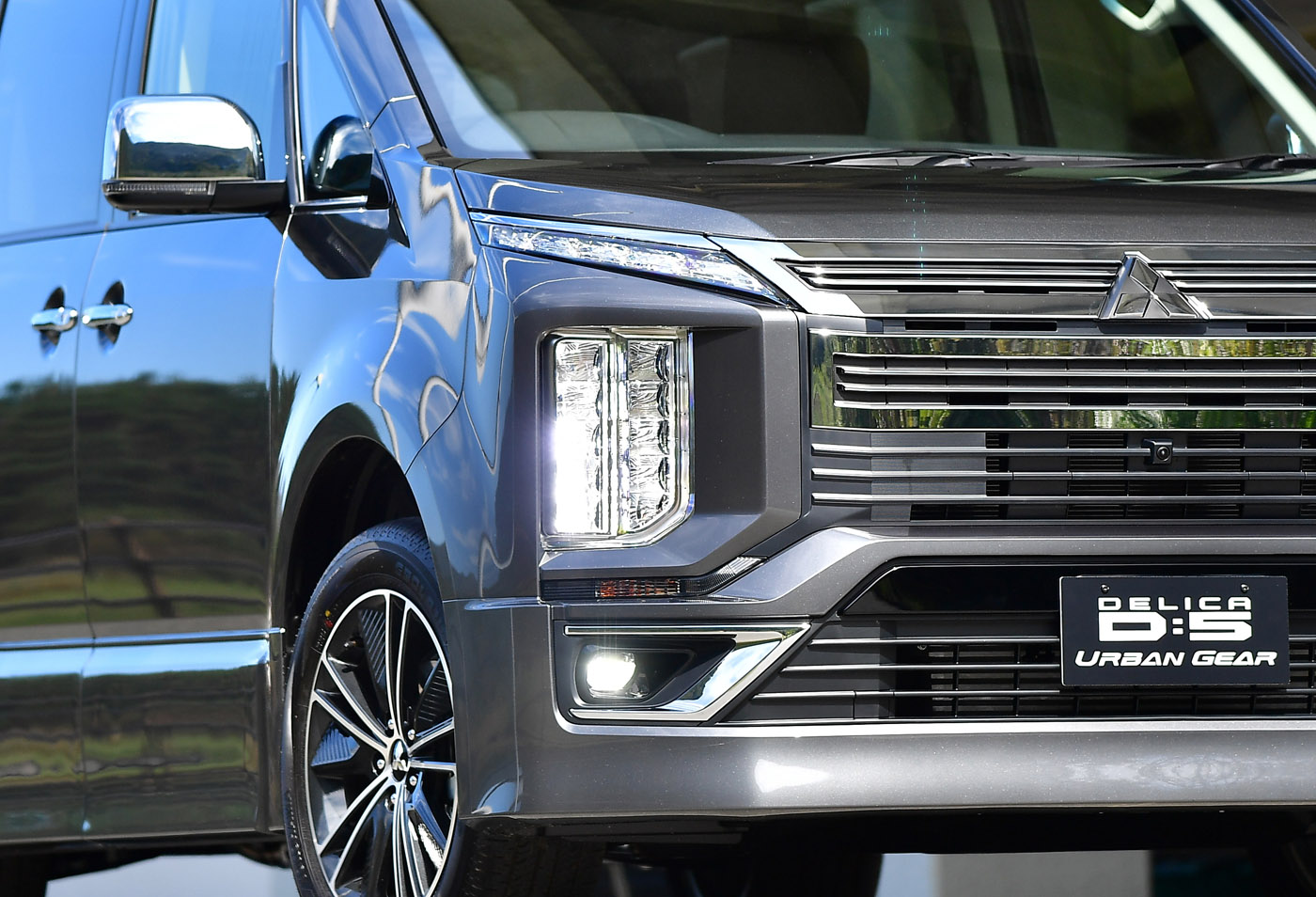 三菱デリカD:5新顔披露で堂々予約開始!!! この「顔」はすげえ!! - 自動車情報誌「ベストカー」