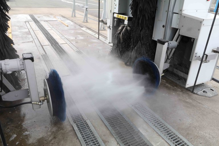 【洗車機メーカーに突撃取材!!】今クルマを洗うには「洗車機が一番!」の理由とは？ - 自動車情報誌「ベストカー」