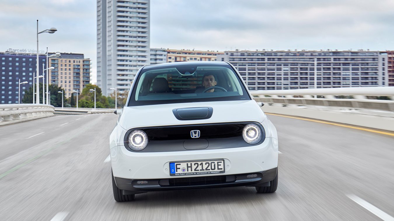 【画像ギャラリー】 欧州で先行発表 めっちゃキュートな「ホンダe」の走行写真 - 自動車情報誌「ベストカー」