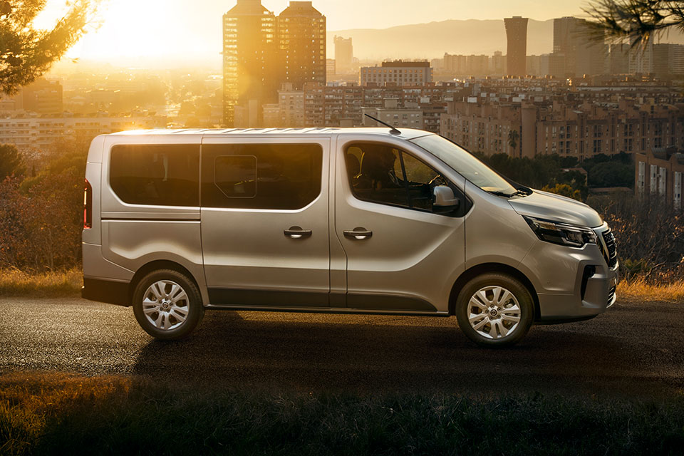 【画像ギャラリー】キャンプをイメージした写真もあり！ NV300コンビの画像をギャラリーで見る - 自動車情報誌「ベストカー」