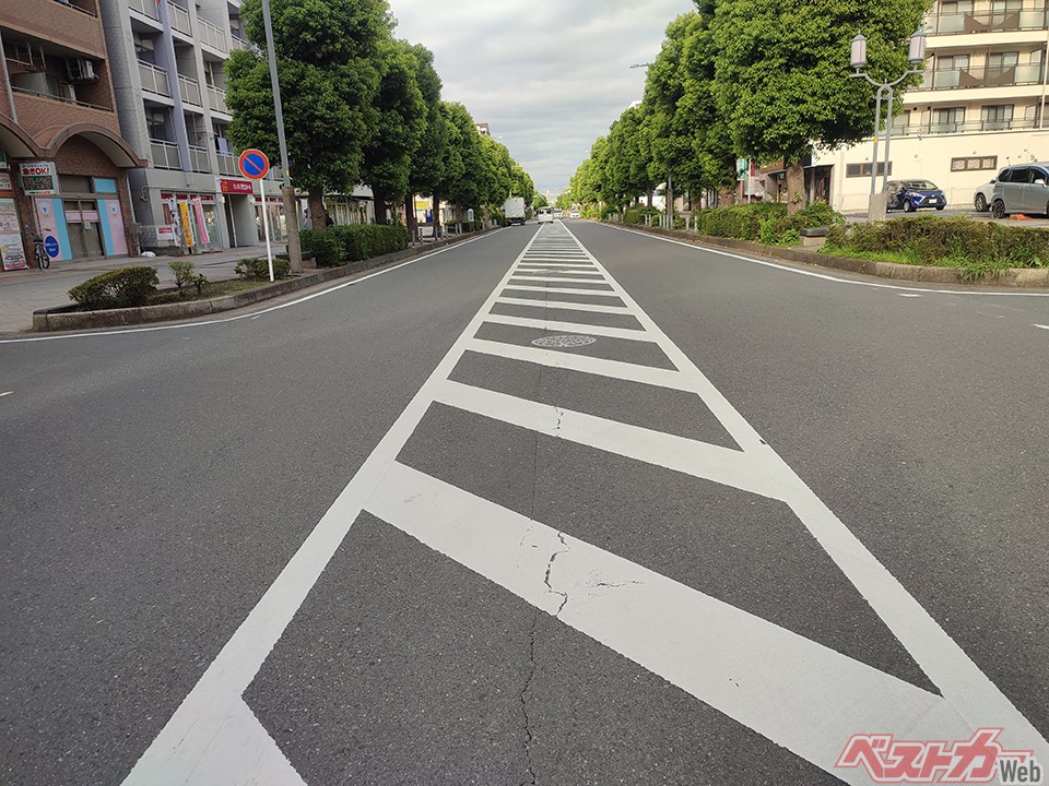 走っていいの？ ダメなの？ 道路の「シマシマ」はゼブラゾーンだけじゃなかった！ 自動車情報誌「ベストカー」