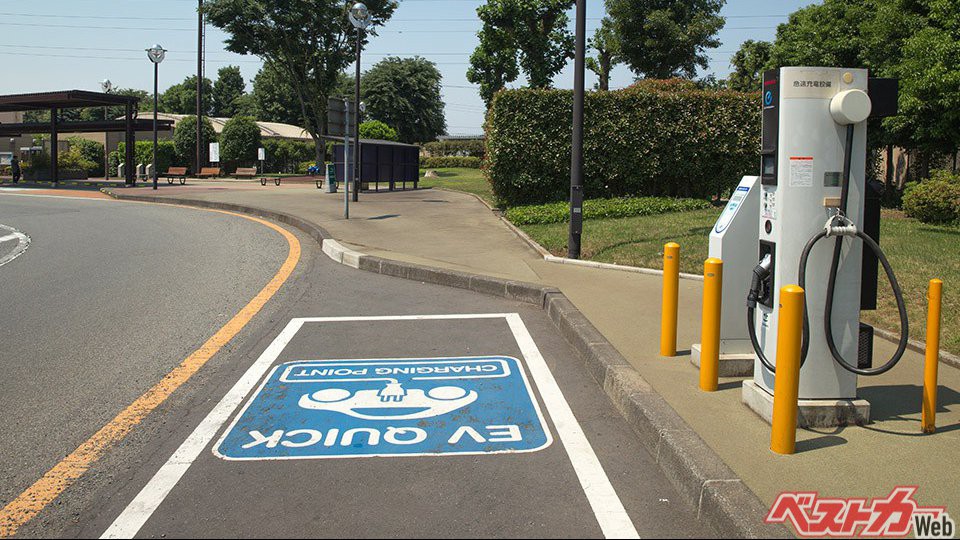 「充電のためにいったん高速道路を降りるのOK」に!! NEXCO3社が急速充電器を倍増＆新施策開始…と、ほんのり懸念あり - 自動車情報誌「ベストカー」