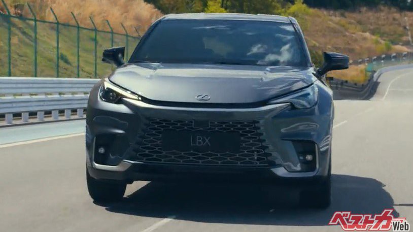 売れそうー!! レクサス最小SUV「LBX」イタリアで世界初公開!! 日本上陸は今年秋以降…って…いつ？？ - 自動車情報誌「ベストカー」
