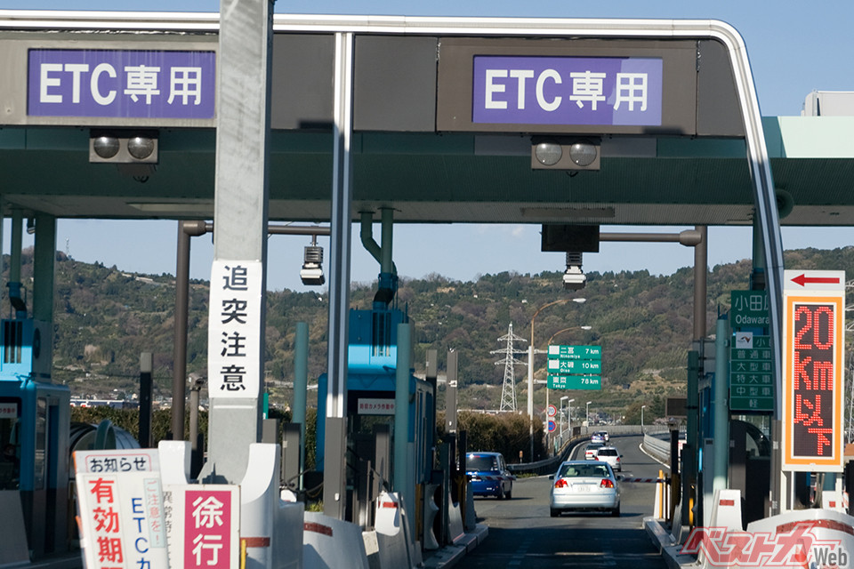 高速道路でETCゲート通過しようとしたら……バーが開かない!! 原因の98％はうっかりミス!? 残りの2％はどんな理由!? - 自動車情報誌 ...