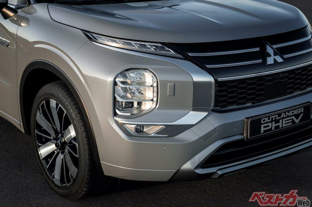 PHEVの先駆車[アウトランダーPHEV]の新型発表！ EV航続距離80km超！ 最高出力約20%向上！ 恐るべき進化ぶり！ - 自動車情報誌「ベストカー」