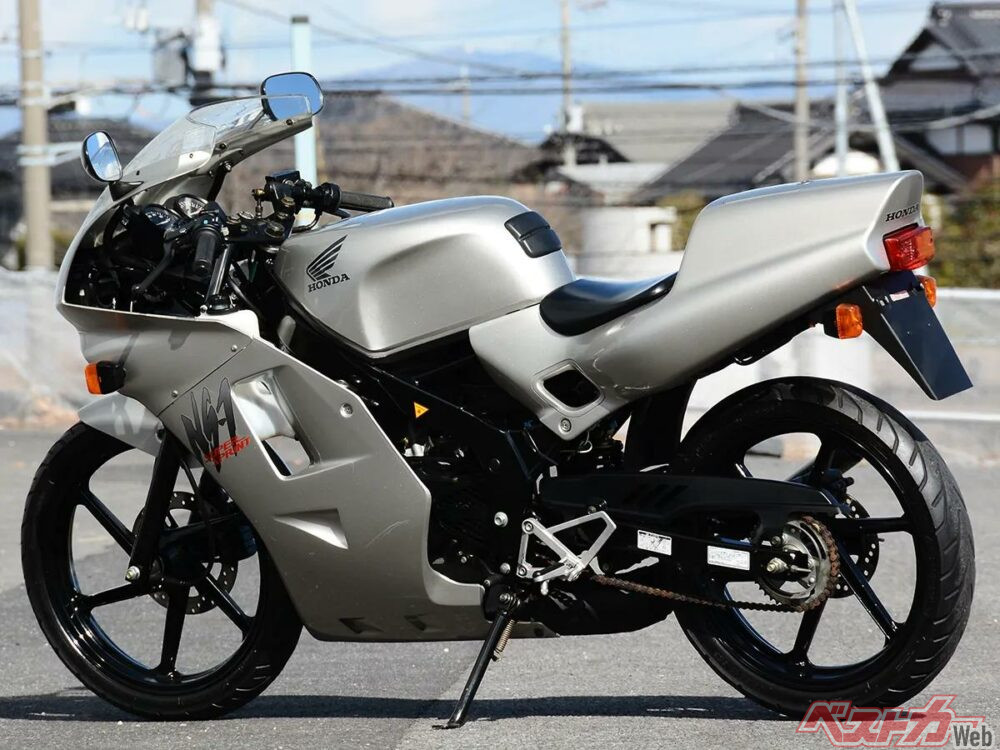 フルカウルのスポーツモデルでありながら、メットインで実用性も高めたフルサイズ50cc「NS-1」 - 自動車情報誌「ベストカー」