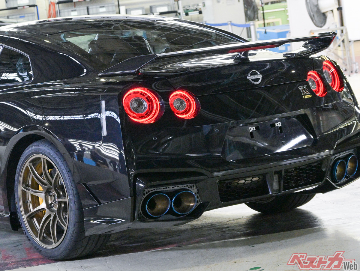 グッバイ"GT-R"！ 最後のR35がついに製造完了で感涙!! でもちょっとだけ残念無念だった「R35の最終日」 - 自動車情報誌「ベストカー」