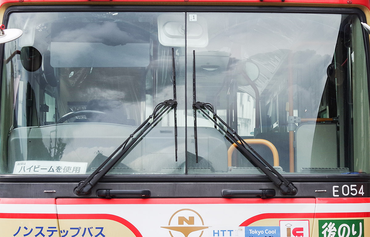 バスの正面でいつまでも健気に反復運動……ワイパーっていつからある? - バス総合情報誌「バスマガジン」公式WEBサイト