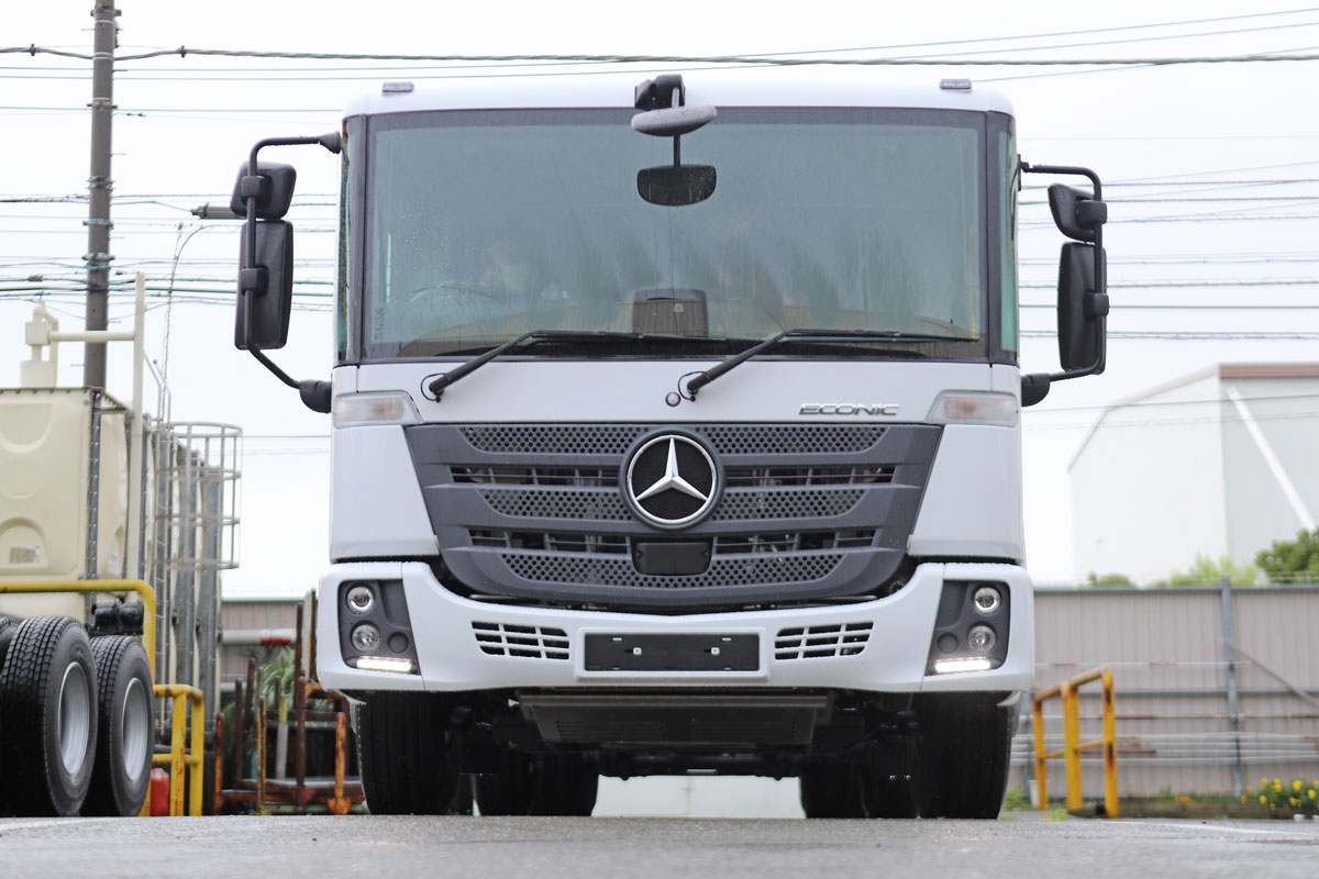 低床キャブの居心地は？ 4WSのフィーリングは？ 日本で買えるメルセデス・ベンツの大型トラック「エコニック」に試乗!! - トラック総合情報誌 ...