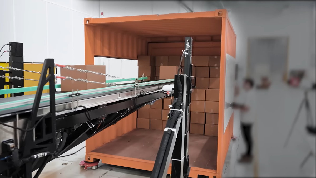 知能ロボットが世界最速で荷卸し!? トラックからのデバンニングを自動化するMujinの「トラックボット」登場！ - トラック総合情報誌「フル ...