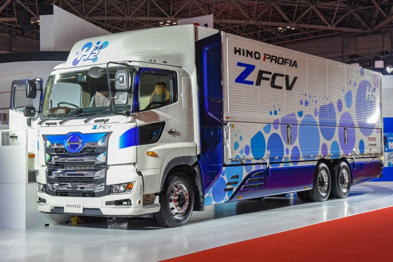 初の一般公開！ 大型燃料電池トラック「プロフィアZ FCV」は運転席もみられる！ 【ジャパンモビリティショー2023速報】 - トラック総合情報誌「フルロード」公式WEBサイト