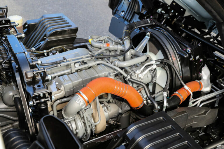 重厚でスタイリッシュな新型いすゞフォワードFVZに試乗！ カミンズ6.7リッター直6エンジンの実力は!? - トラック総合情報誌「フルロード ...